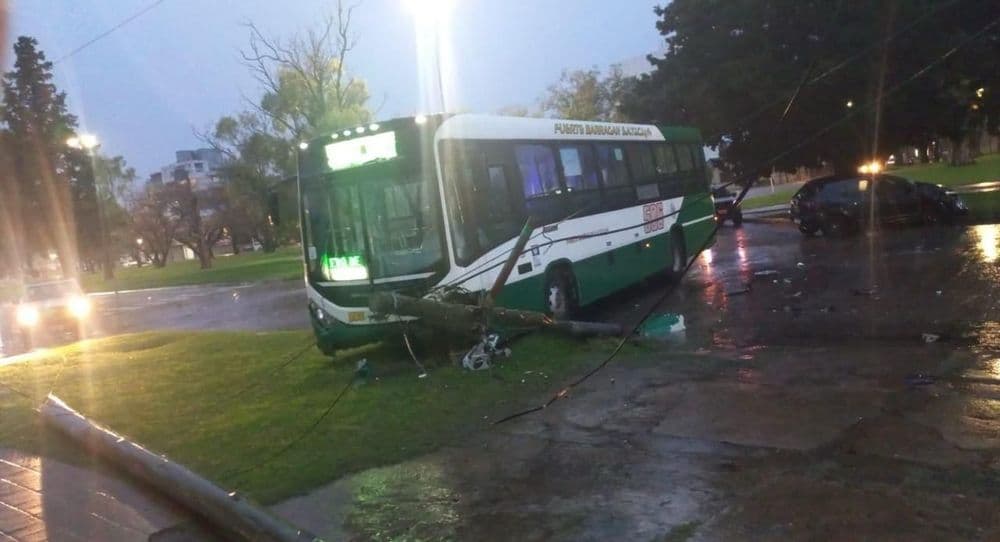 Labuenainfo | Fuerte choque entre un colectivo y un auto en 18 y 32